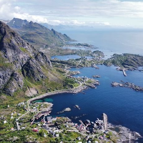 Reinebringen - Point de vue montagneux dans les îles Lofoten, Norvège