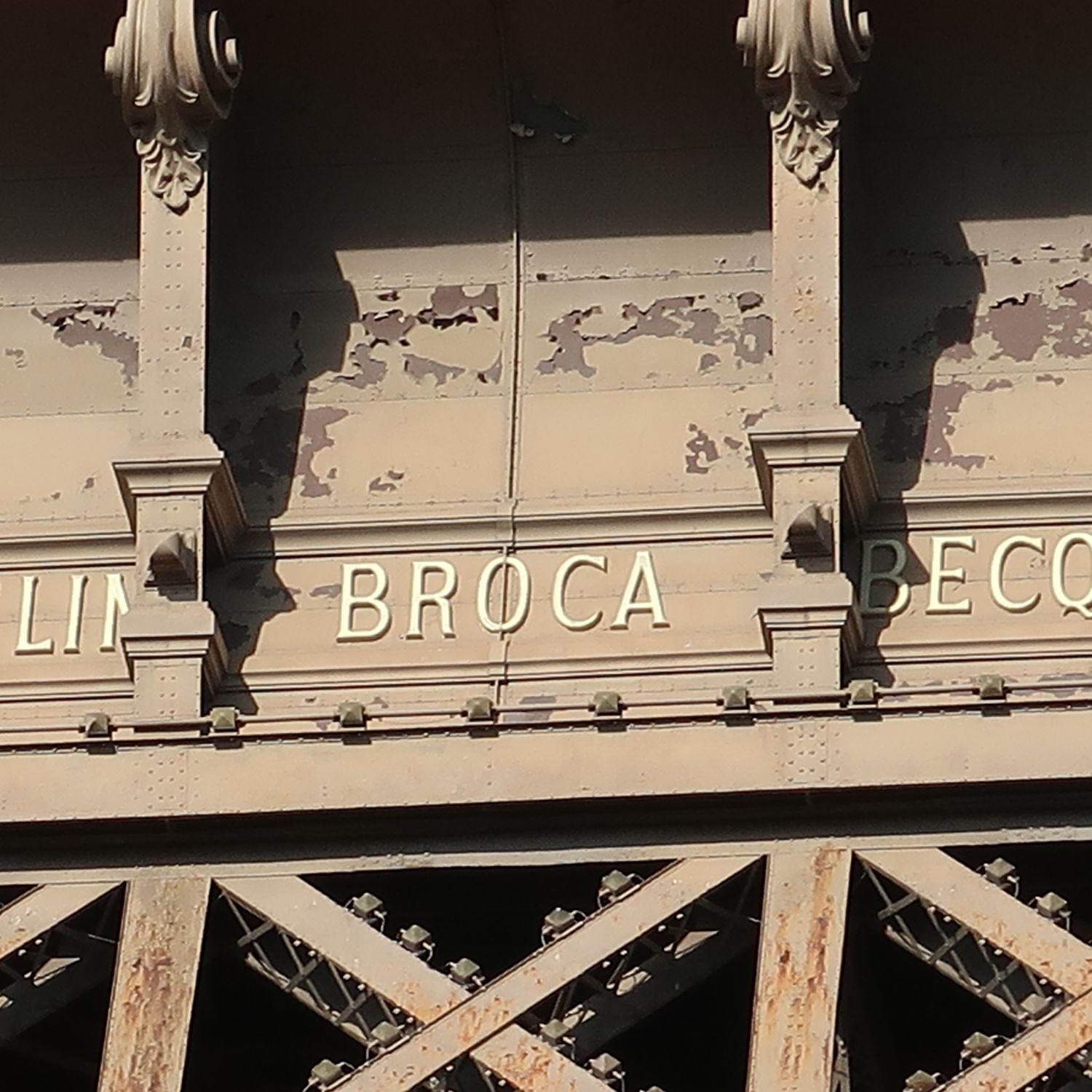 72 names on the Eiffel Tower - Monumental tribute in France