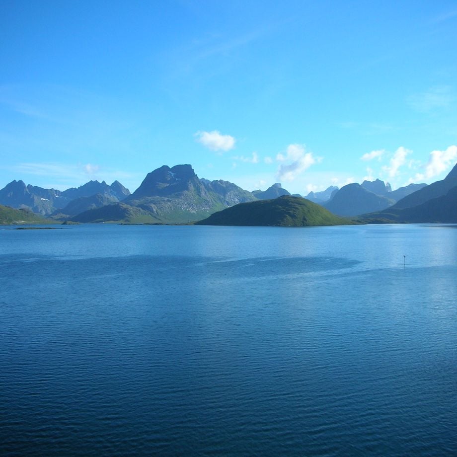 Reinebringen - Point de vue montagneux dans les îles Lofoten, Norvège