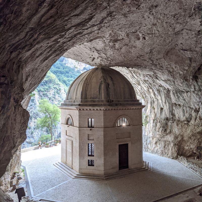 Tempio neoclassico detto del Valadier - Temple néoclassique à Genga, Italie
