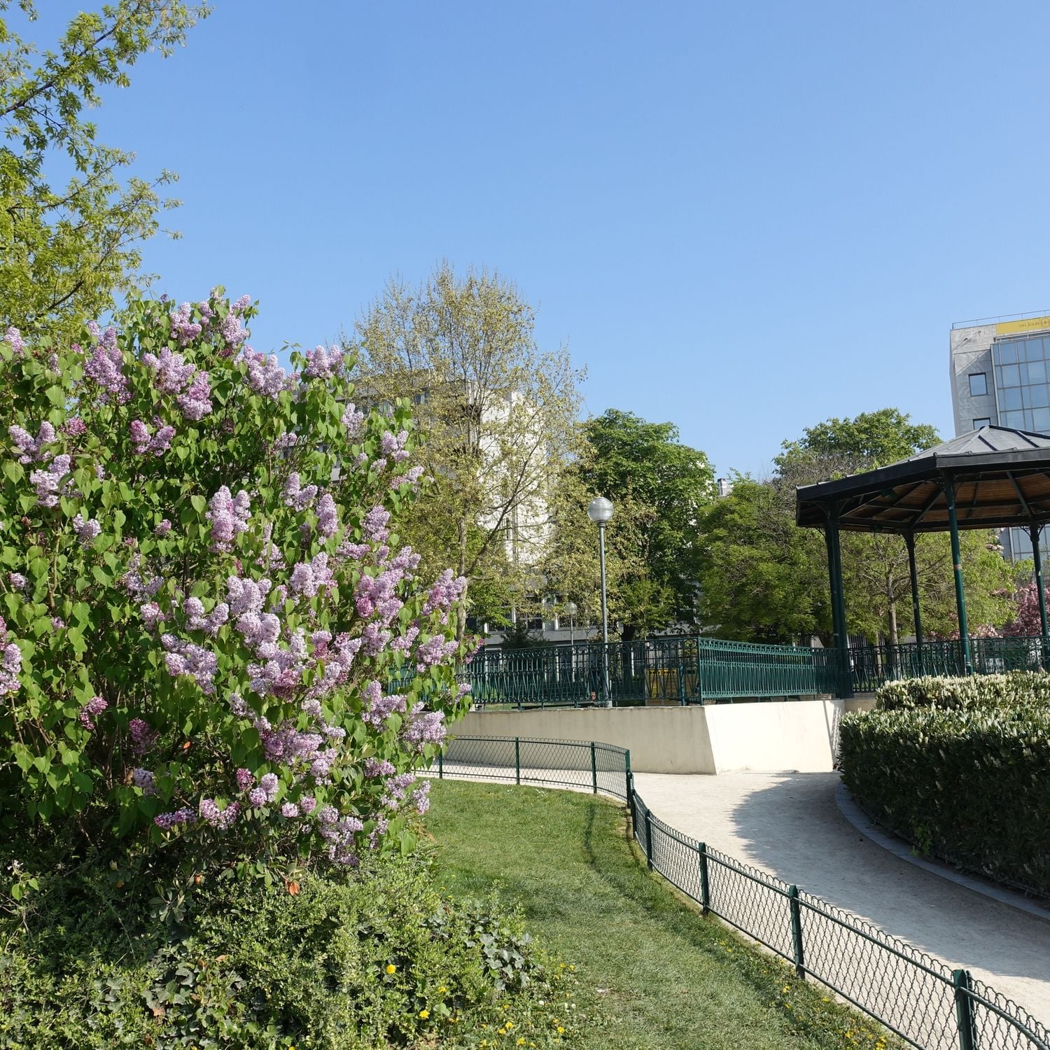 Jardin Villemin - Mahsa Jîna Amini - Urban park near Canal Saint-Martin ...