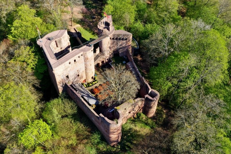 Burg Montclair - Middeleeuwse kasteelruïne in Mettlach, Duitsland